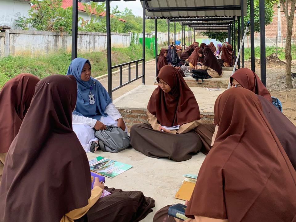 Santri Bahas Tentang Kewajiban Remaja Muslimah Pada Mentoring Jum'at ...
