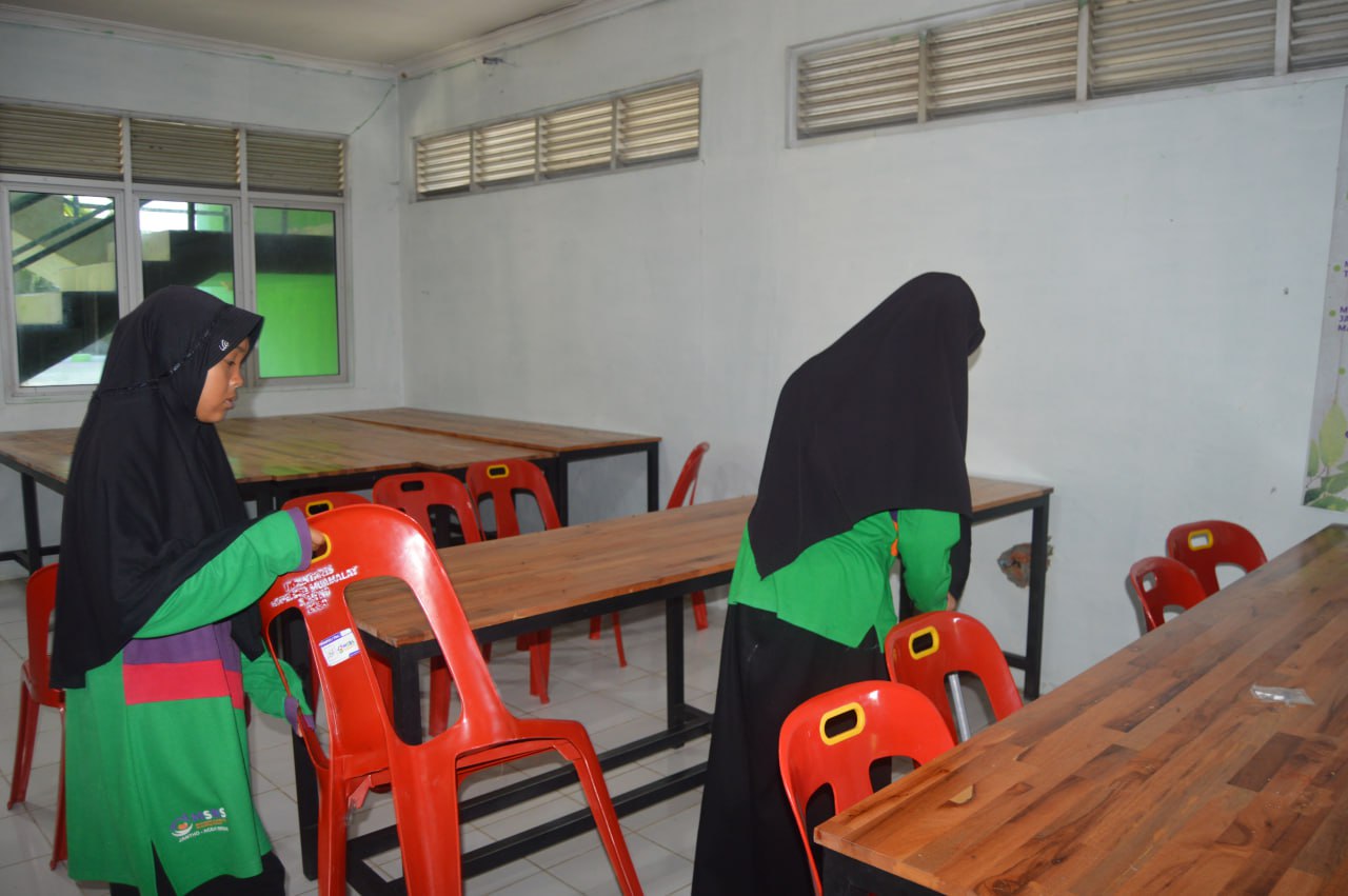 Bersih-Bersih Kelas Setelah Jum'at - PESANTREN TEKNOLOGI MSBS ACEH